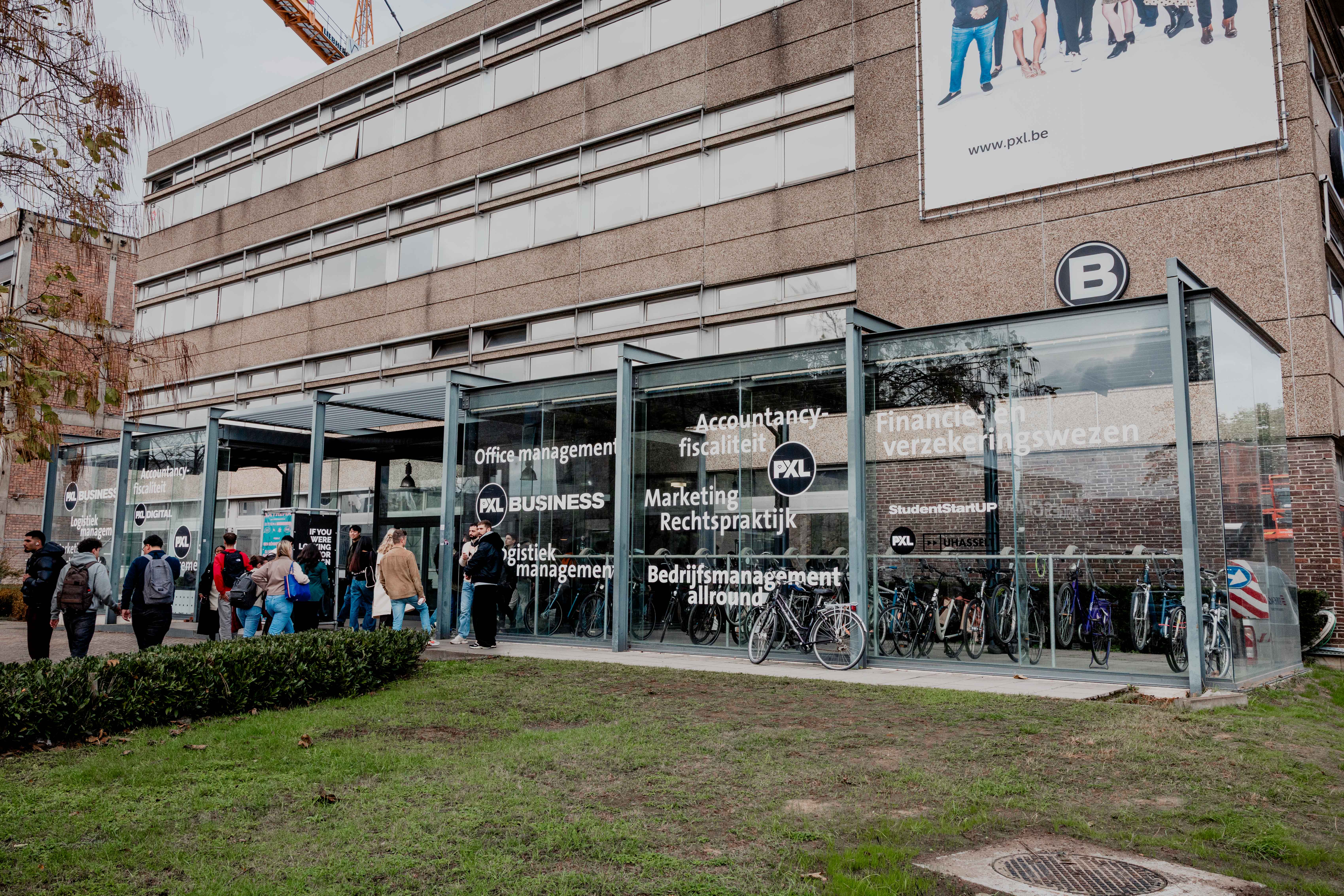 Glazen fietsenstalling van PXL onder de hamer: “Voor 1 maart moet alles ...